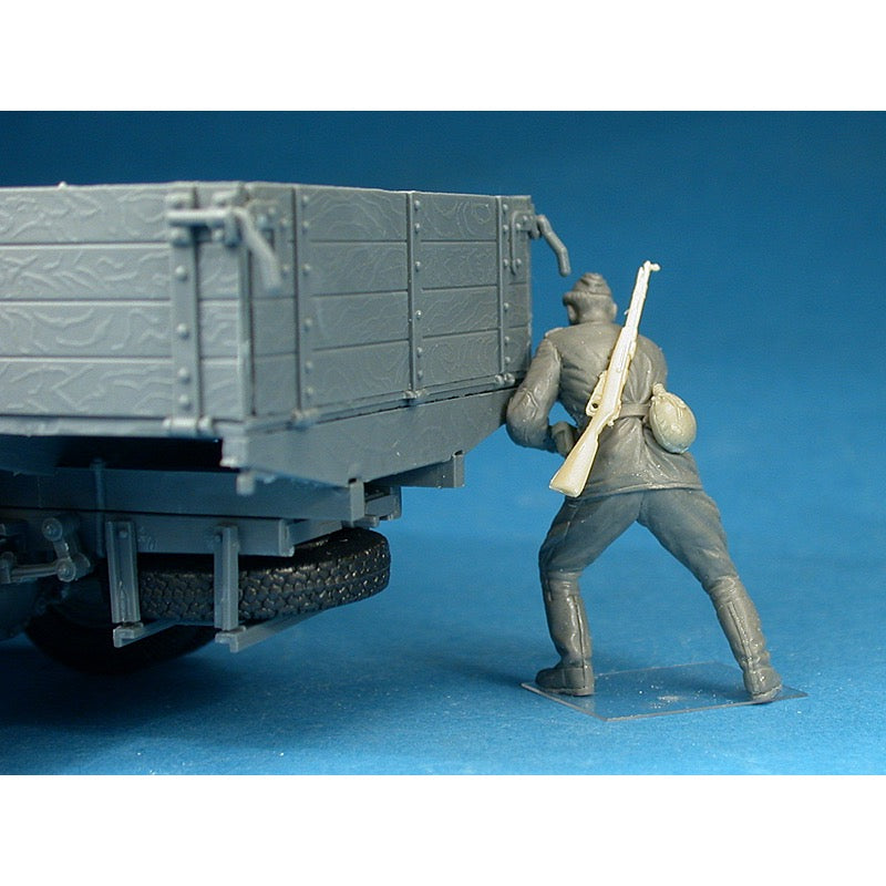 MiniArt 35133 1/35 GAZ-AAA Mod.1943 Cargo Truck – Metro Hobbies